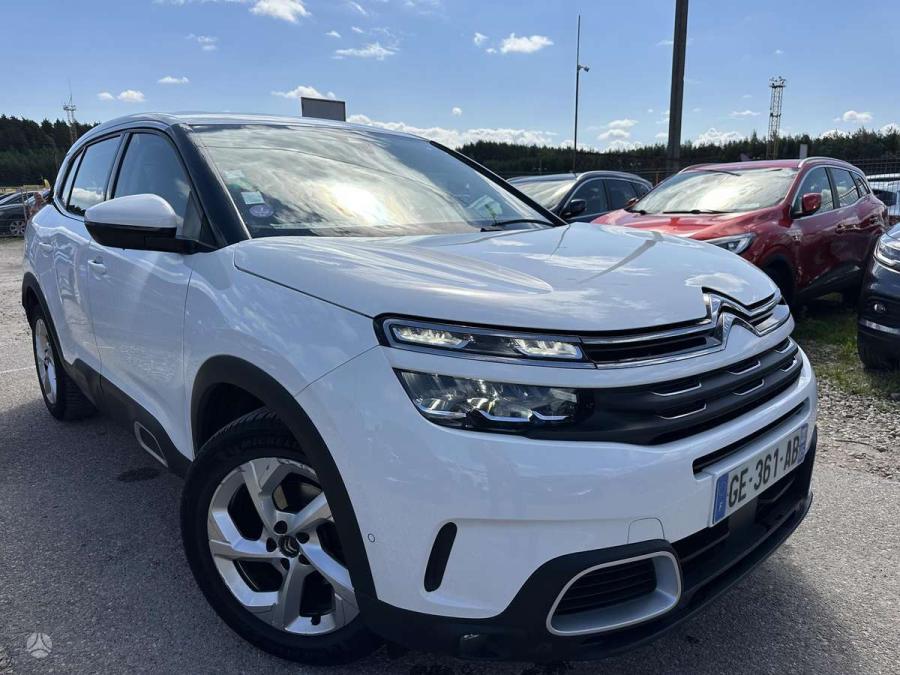 White Citroen C5 Aircross 2022 in Vilnius, with an engine capacity of 1.20 L and mileage of 146 thousand km for 11736 €, photo 4 on AUTOMOTO.COM.LV