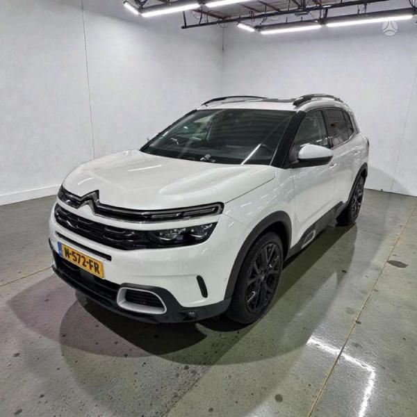 White Citroen C5 Aircross 2021 in Vilnius, with an engine capacity of 1.20 L and mileage of 149 thousand km for 13613 €, photo 2 on AUTOMOTO.COM.LV