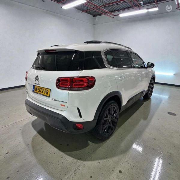 White Citroen C5 Aircross 2021 in Vilnius, with an engine capacity of 1.20 L and mileage of 149 thousand km for 13613 €, photo 3 on AUTOMOTO.COM.LV