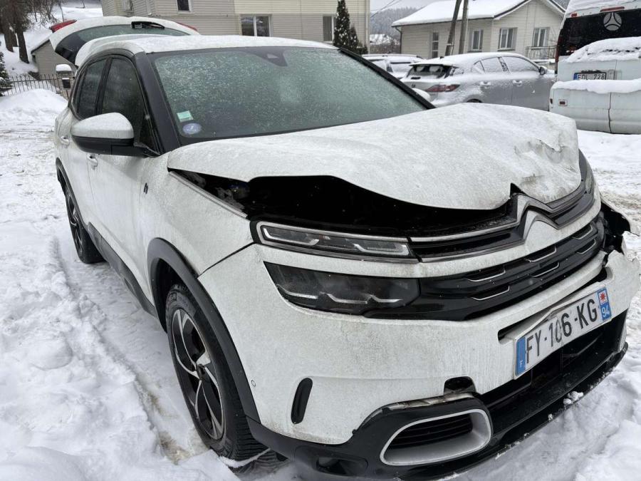 White Citroen C5 Aircross 2021 in Vilnius, with an engine capacity of 1.60 L and mileage of 113 thousand km for 7200 €, photo 3 on AUTOMOTO.COM.LV