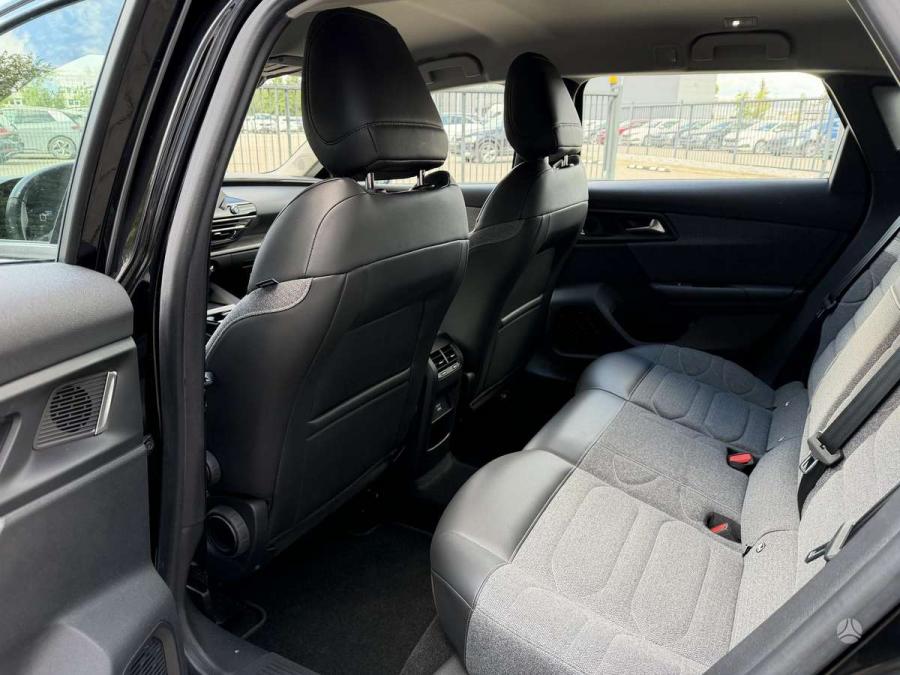 Melns Citroen C5 2022 Kauņa, ar dzinēja tilpumu 1.60 L un nobraukumu 207 tūkst. km par 15700 €, foto 16 vietnē AUTOMOTO.COM.LV