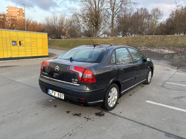 Melns Citroen C5 2006 Viļņa, ar dzinēja tilpumu 2.00 L un nobraukumu 255 tūkst. km par 650 €, foto 5 vietnē AUTOMOTO.COM.LV
