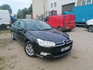 Melns Citroen C5 2010 Tauragė, ar dzinēja tilpumu 1.60 L un nobraukumu 398 tūkst. km par 1250 €, foto  vietnē AUTOMOTO.COM.LV