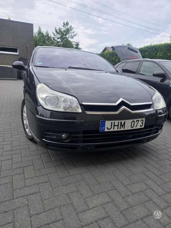 Melns Citroen C5 2004 Jurbarkas, ar dzinēja tilpumu 2.00 L un nobraukumu 170 tūkst. km par 1150 €, foto 1 vietnē AUTOMOTO.COM.LV