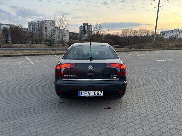 Melns Citroen C5 2005 Viļņa, ar dzinēja tilpumu 2.00 L un nobraukumu 300 tūkst. km par 650 €, foto 6 vietnē AUTOMOTO.COM.LV