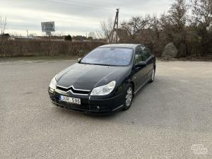 Melns Citroen C5 2005 Panevēža, ar dzinēja tilpumu 2.20 L un nobraukumu 308 tūkst. km par 1000 €, foto  vietnē AUTOMOTO.COM.LV