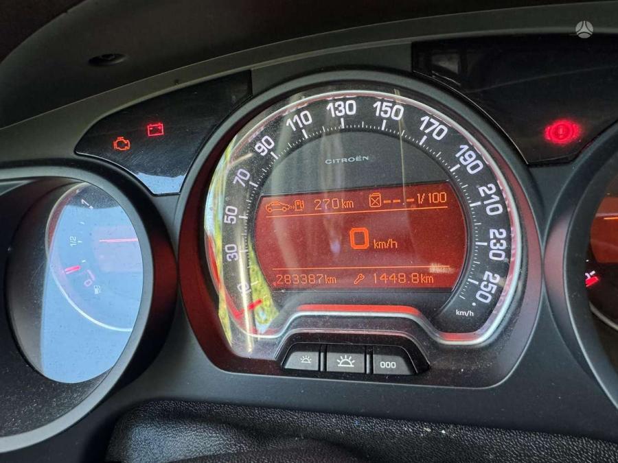 Black Citroen C5 2008 in Klaipeda, with an engine capacity of 2.00 L and mileage of 283 thousand km for 1500 €, photo 16 on AUTOMOTO.COM.LV