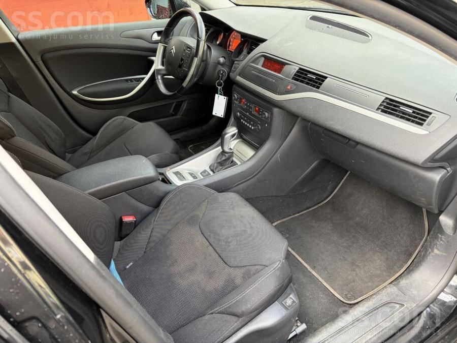 Black Citroen C5 2008 in Riga, with an engine capacity of 2.00 L and mileage of 151 thousand km for 4200 €, photo 7 on AUTOMOTO.COM.LV