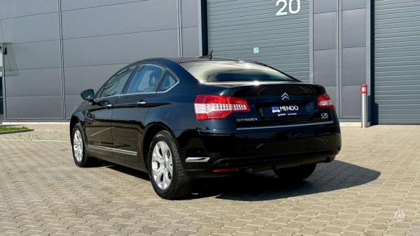 Melns Citroen C5 2008 Viļņa, ar dzinēja tilpumu 2.00 L un nobraukumu 250 tūkst. km par 2990 €, foto 4 vietnē AUTOMOTO.COM.LV