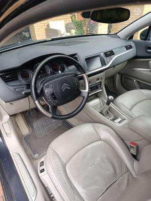 Black Citroen C5 2008 in Siauliai, with an engine capacity of 2.18 L and mileage of 403 thousand km for 1750 €, photo 13 on AUTOMOTO.COM.LV