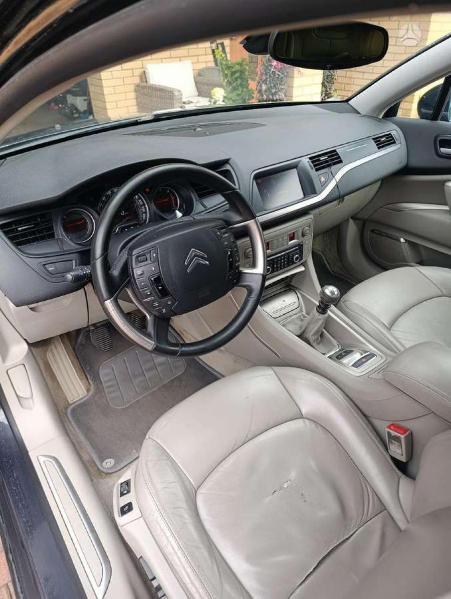 Black Citroen C5 2008 in Siauliai, with an engine capacity of 2.18 L and mileage of 403 thousand km for 1750 €, photo 13 on AUTOMOTO.COM.LV