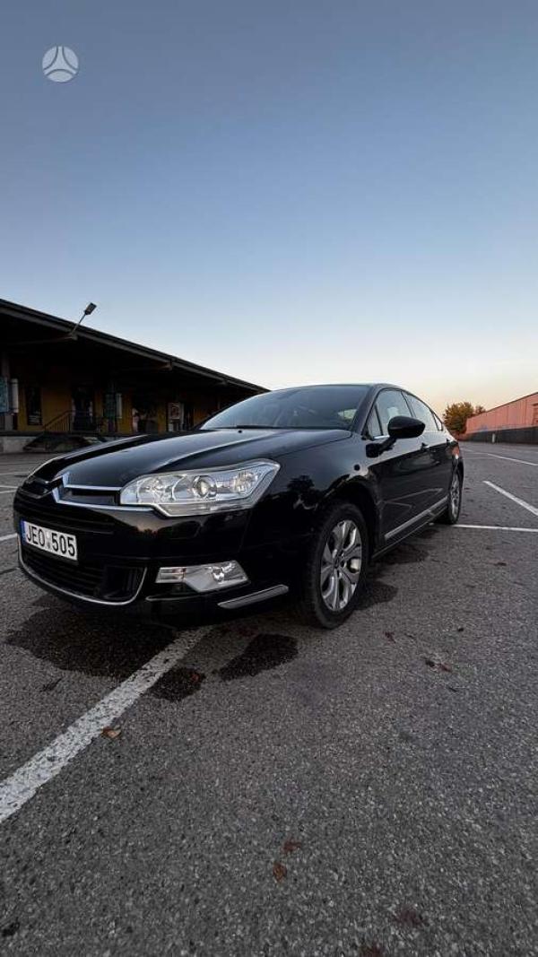 Black Citroen C5 2008 in Kaunas, with an engine capacity of 2.18 L and mileage of 308 thousand km for 2450 €, photo 1 on AUTOMOTO.COM.LV