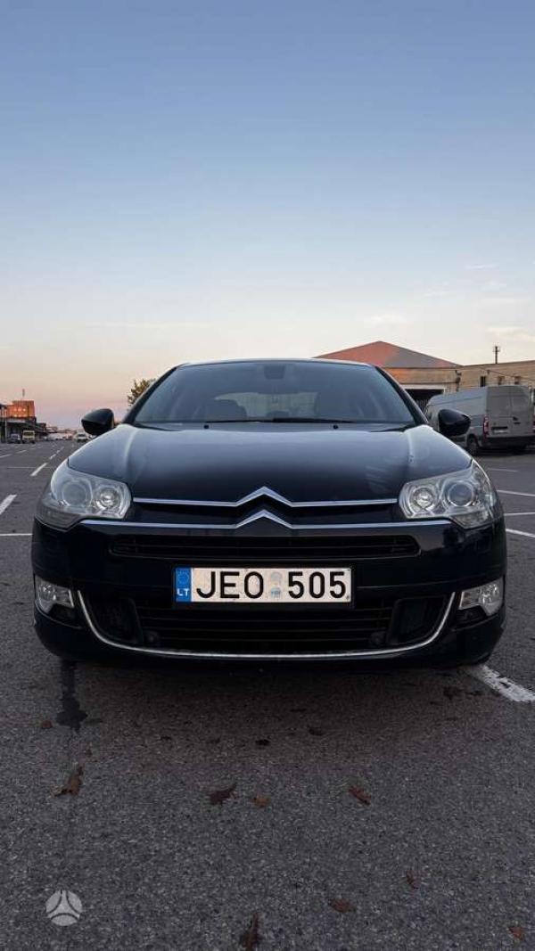 Black Citroen C5 2008 in Kaunas, with an engine capacity of 2.18 L and mileage of 308 thousand km for 2450 €, photo 4 on AUTOMOTO.COM.LV