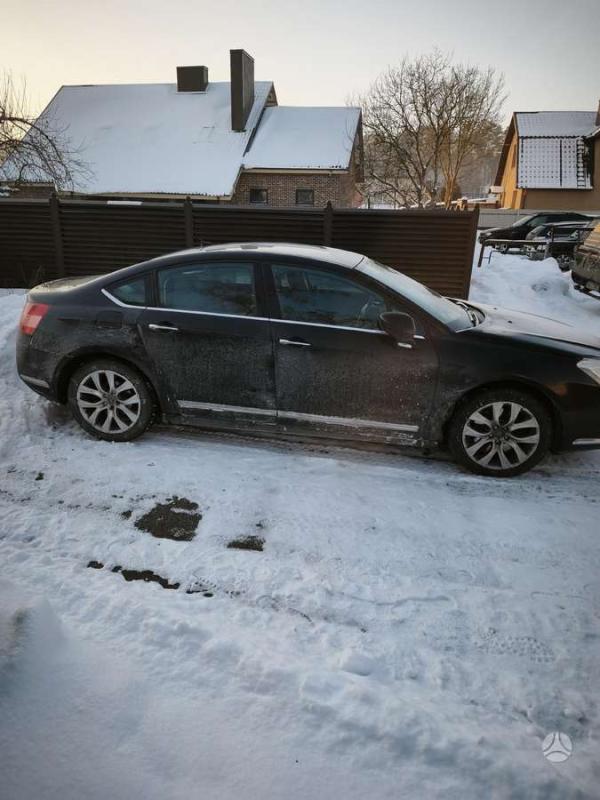 Black Citroen C5 2009 in Prienai, with an engine capacity of 3.00 L and mileage of 450 thousand km for 1100 €, photo 3 on AUTOMOTO.COM.LV