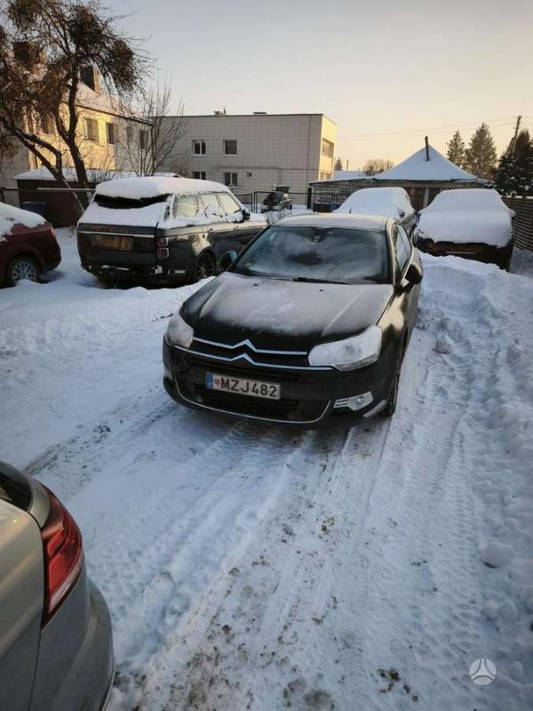 Black Citroen C5 2009 in Prienai, with an engine capacity of 3.00 L and mileage of 450 thousand km for 1100 €, photo 4 on AUTOMOTO.COM.LV