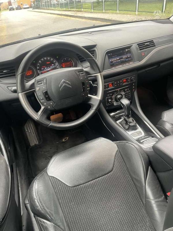 Black Citroen C5 2010 in Taurage, with an engine capacity of 2.00 L and mileage of 286 thousand km for 2500 €, photo 10 on AUTOMOTO.COM.LV