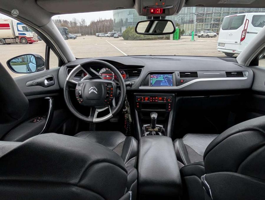 Melns Citroen C5 2012 Šauļi, ar dzinēja tilpumu 2.00 L un nobraukumu 341 tūkst. km par 3600 €, foto 7 vietnē AUTOMOTO.COM.LV