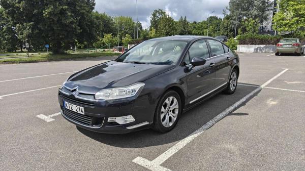 Black Citroen C5 2013 in Vilnius, with an engine capacity of 2.00 L and mileage of 283 thousand km for 2099 €, photo 2 on AUTOMOTO.COM.LV