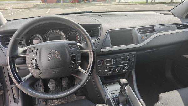 Black Citroen C5 2013 in Vilnius, with an engine capacity of 2.00 L and mileage of 283 thousand km for 2099 €, photo 6 on AUTOMOTO.COM.LV