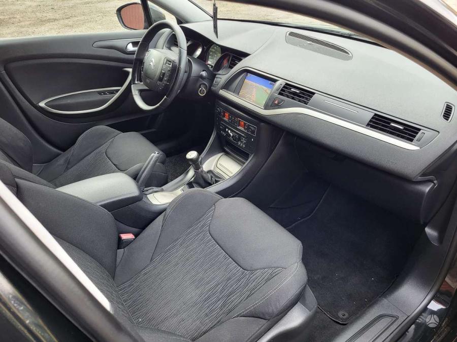 Black Citroen C5 2013 in Kaunas, with an engine capacity of 1.56 L and mileage of 235 thousand km for 2450 €, photo 12 on AUTOMOTO.COM.LV