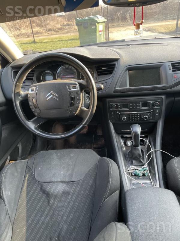 Black Citroen C5 2008 in Jelgava, with an engine capacity of 2.00 L and mileage of 360 thousand km for 1990 €, photo 5 on AUTOMOTO.COM.LV