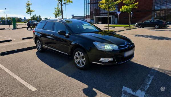 Black Citroen C5 2008 in Klaipeda, with an engine capacity of 2.18 L and mileage of 387 thousand km for 2850 €, photo 1 on AUTOMOTO.COM.LV