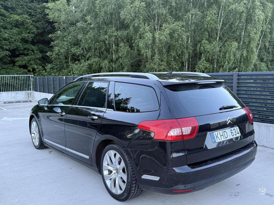 Black Citroen C5 2009 in Vilnius, with an engine capacity of 2.72 L and mileage of 354 thousand km for 2400 €, photo 5 on AUTOMOTO.COM.LV