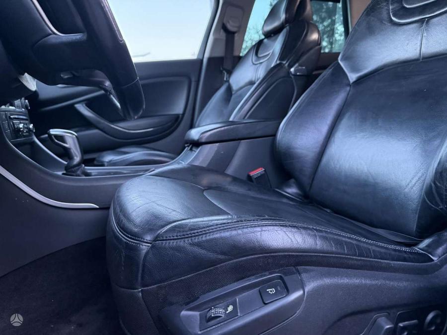 Black Citroen C5 2009 in Vilnius, with an engine capacity of 2.72 L and mileage of 354 thousand km for 2400 €, photo 9 on AUTOMOTO.COM.LV