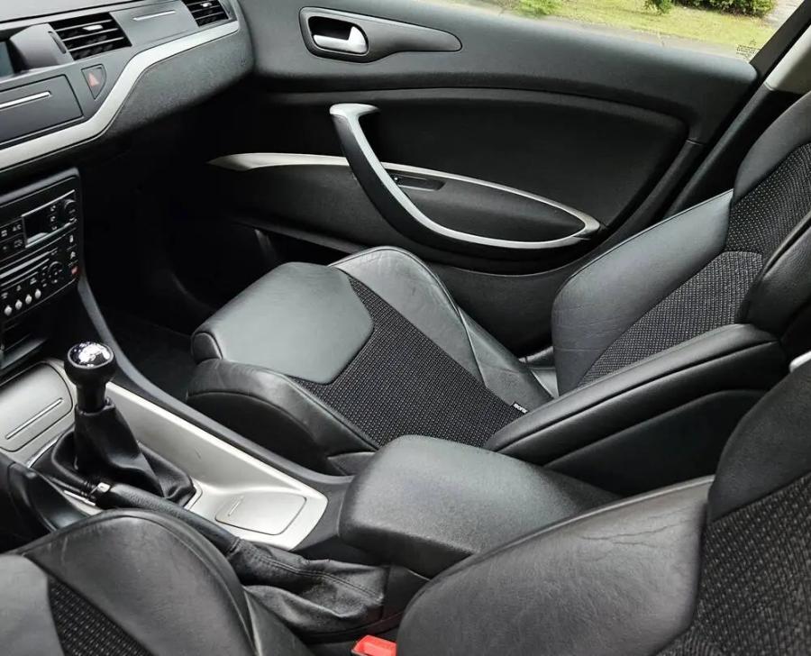 Black Citroen C5 2010 in Jekabpils, with an engine capacity of 1.60 L and mileage of 327 thousand km for 2590 €, photo 16 on AUTOMOTO.COM.LV