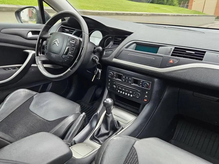 Black Citroen C5 2010 in Jekabpils, with an engine capacity of 1.60 L and mileage of 327 thousand km for 2590 €, photo 18 on AUTOMOTO.COM.LV