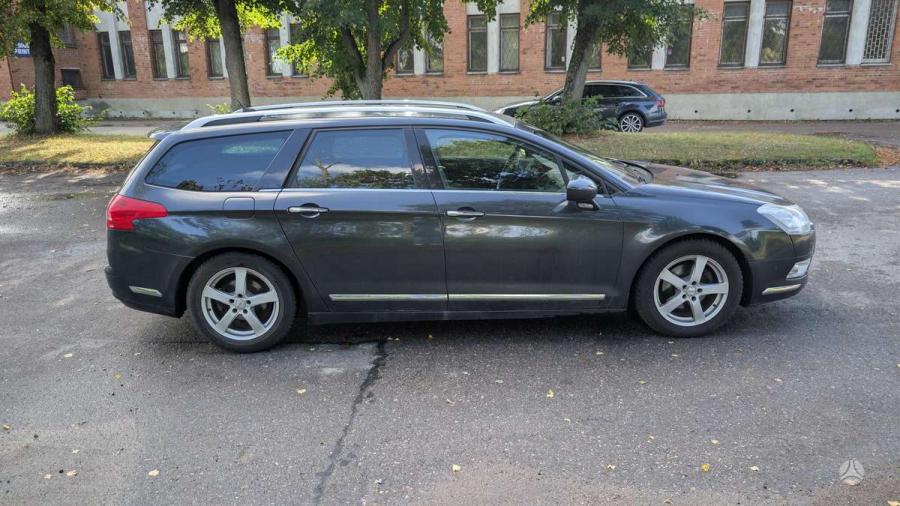Black Citroen C5 2010 in Kaunas, with an engine capacity of 2.00 L and mileage of 226 thousand km for 2390 €, photo 6 on AUTOMOTO.COM.LV