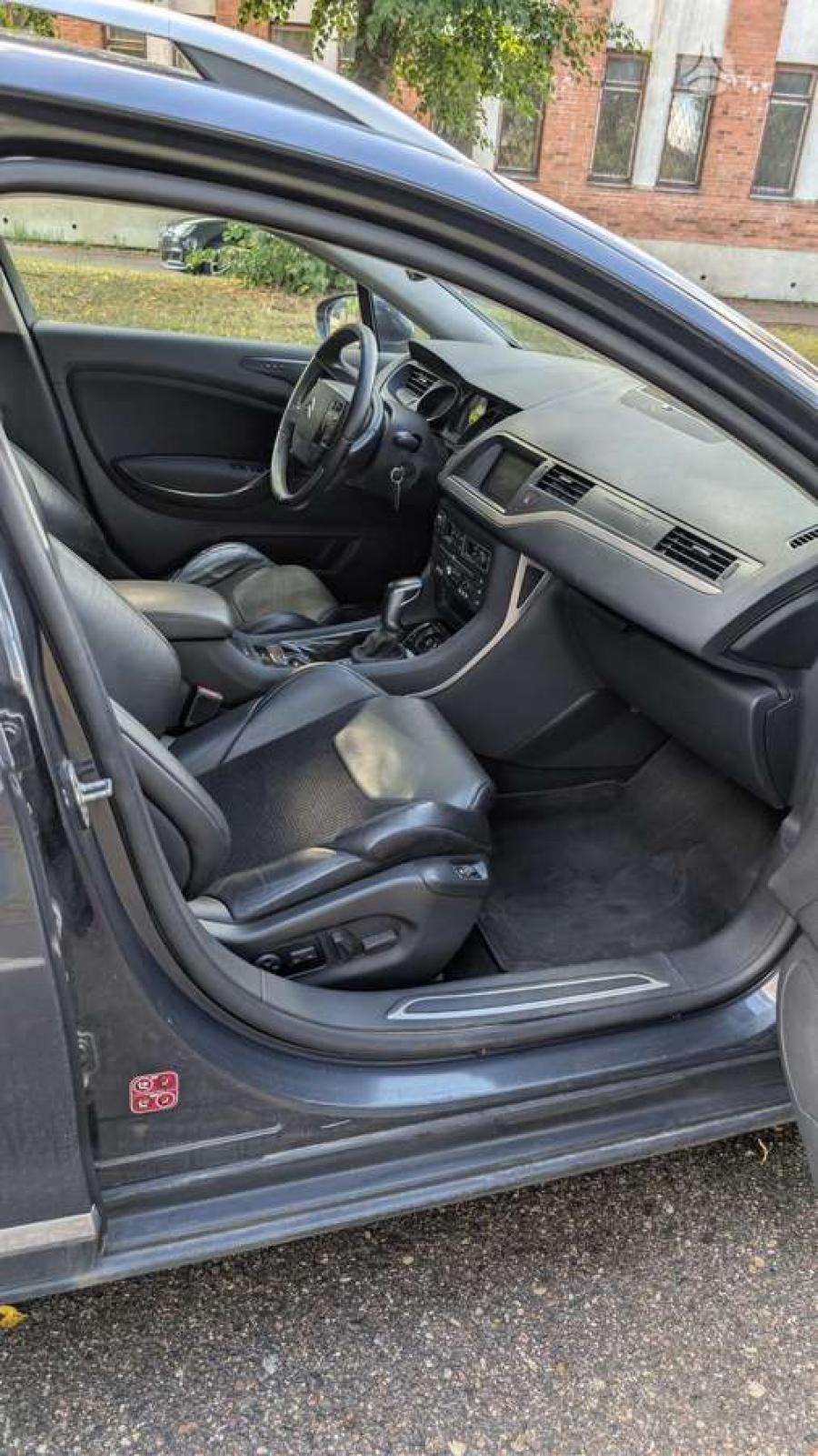 Black Citroen C5 2010 in Kaunas, with an engine capacity of 2.00 L and mileage of 226 thousand km for 2390 €, photo 10 on AUTOMOTO.COM.LV