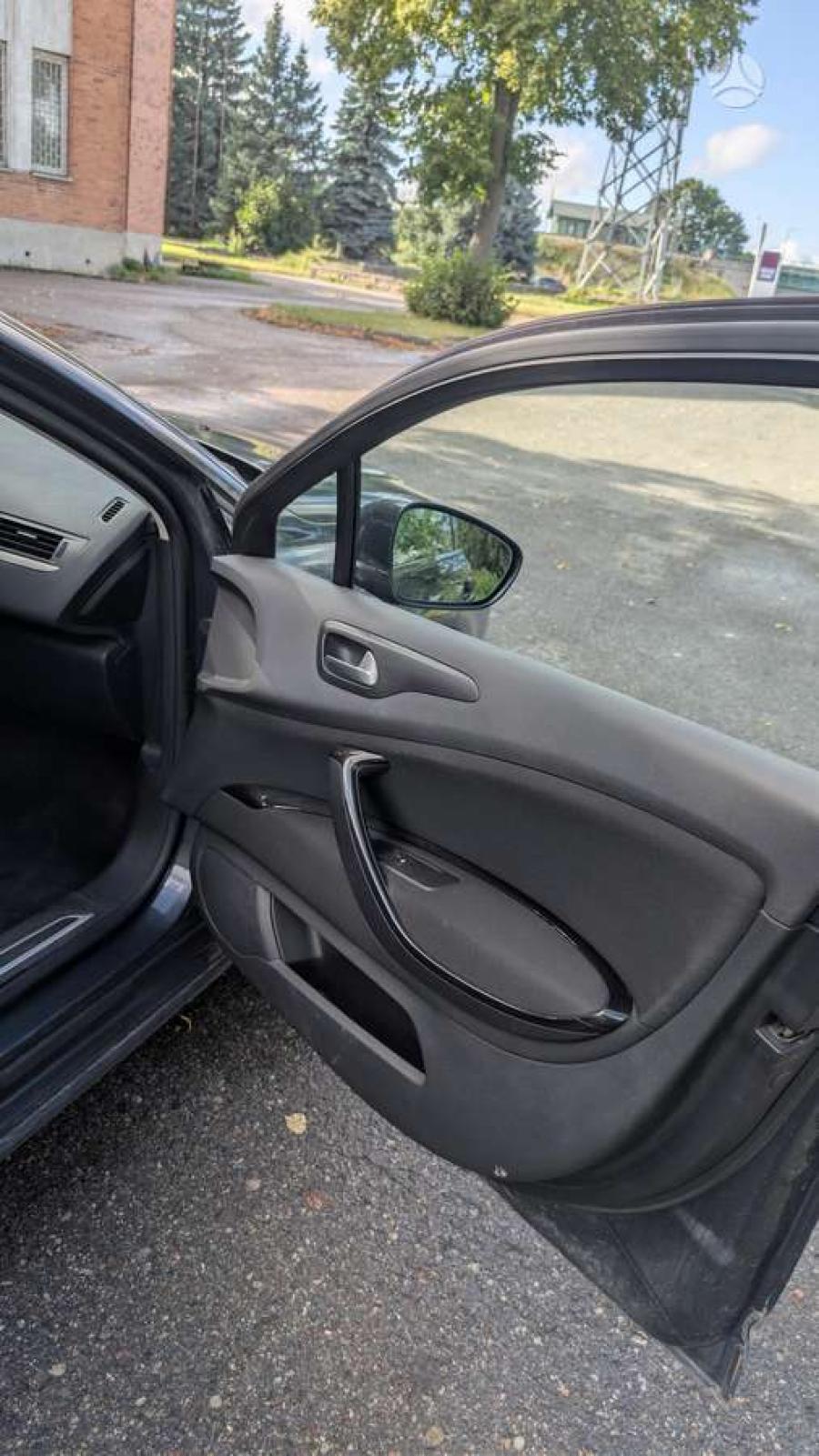 Black Citroen C5 2010 in Kaunas, with an engine capacity of 2.00 L and mileage of 226 thousand km for 2390 €, photo 11 on AUTOMOTO.COM.LV