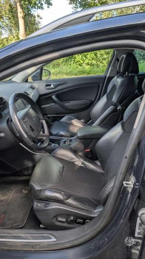 Black Citroen C5 2010 in Kaunas, with an engine capacity of 2.00 L and mileage of 226 thousand km for 2390 €, photo 12 on AUTOMOTO.COM.LV