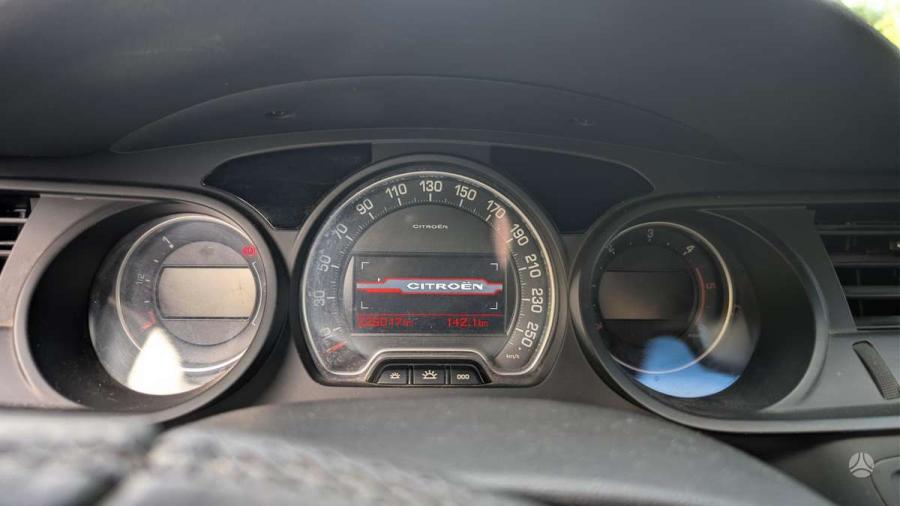 Black Citroen C5 2010 in Kaunas, with an engine capacity of 2.00 L and mileage of 226 thousand km for 2390 €, photo 13 on AUTOMOTO.COM.LV