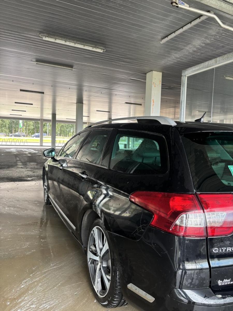 Black Citroen C5 2010 in Tallinn, with an engine capacity of 3.00 L and mileage of 292 thousand km for 4500 €, photo 16 on AUTOMOTO.COM.LV