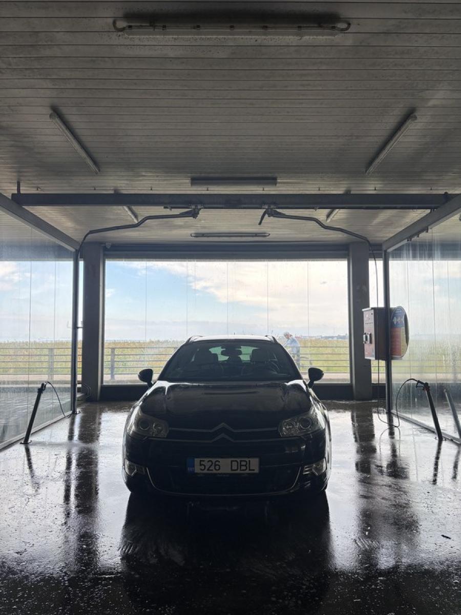 Black Citroen C5 2010 in Tallinn, with an engine capacity of 3.00 L and mileage of 292 thousand km for 4500 €, photo 19 on AUTOMOTO.COM.LV