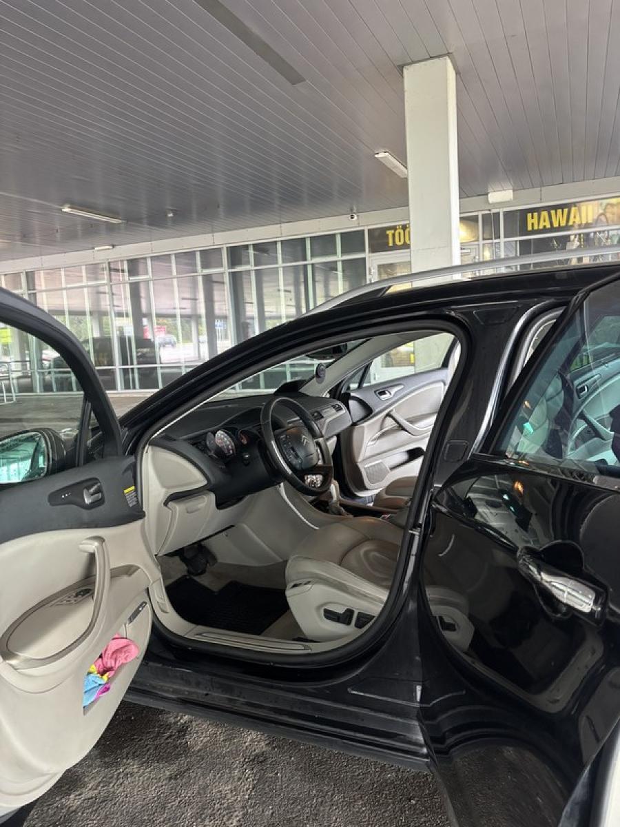 Black Citroen C5 2010 in Tallinn, with an engine capacity of 3.00 L and mileage of 292 thousand km for 4500 €, photo 21 on AUTOMOTO.COM.LV