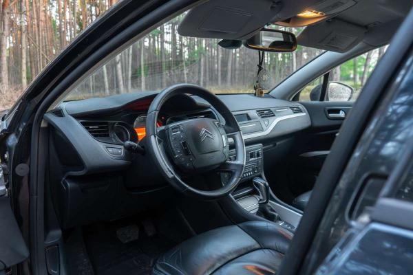 Black Citroen C5 2011 in Kaunas, with an engine capacity of 2.00 L and mileage of 302 thousand km for 3050 €, photo 9 on AUTOMOTO.COM.LV
