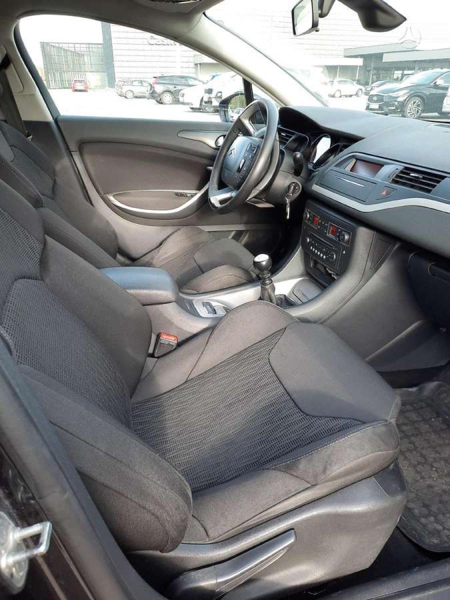 Melns Citroen C5 2011 Šauļi, ar dzinēja tilpumu 2.00 L un nobraukumu 370 tūkst. km par 1600 €, foto 6 vietnē AUTOMOTO.COM.LV