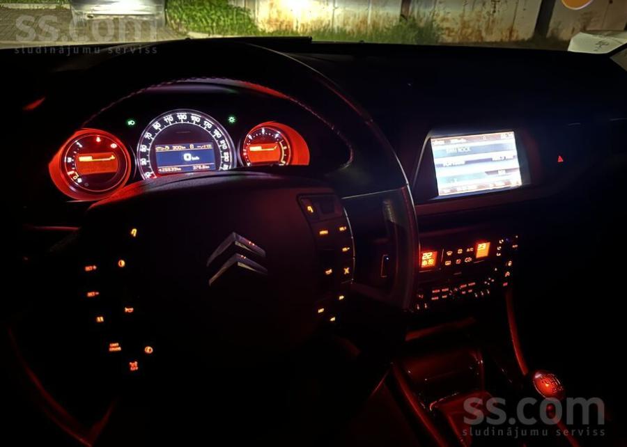 Melns Citroen C5 2011 Jēkabpils, ar dzinēja tilpumu 2.00 L un nobraukumu 425 tūkst. km par 2800 €, foto 20 vietnē AUTOMOTO.COM.LV