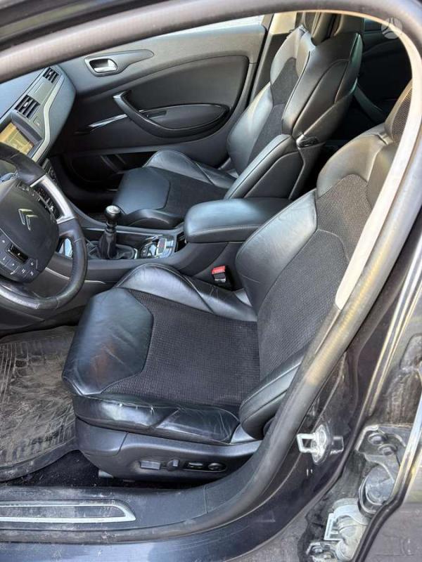 Black Citroen C5 2011 in Vilnius, with an engine capacity of 2.00 L and mileage of 254 thousand km for 3500 €, photo 3 on AUTOMOTO.COM.LV