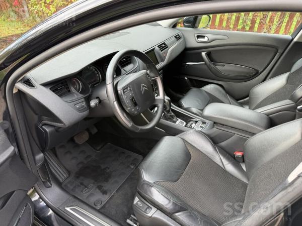 Black Citroen C5 2011 in Riga, with an engine capacity of 1.60 L and mileage of 176 thousand km for 5200 €, photo 6 on AUTOMOTO.COM.LV