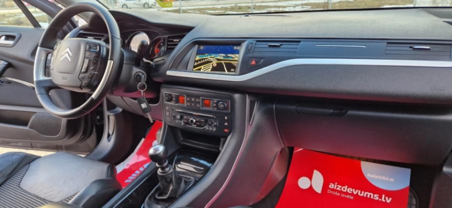Melns Citroen C5 2013 Rīga, ar dzinēja tilpumu 2.00 L un nobraukumu 241 tūkst. km par 5850 €, foto 26 vietnē AUTOMOTO.COM.LV