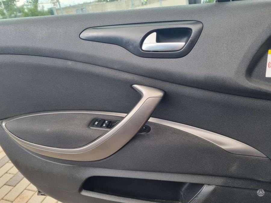 Black Citroen C5 2013 in Siauliai, with an engine capacity of 2.00 L and mileage of 230 thousand km for 4900 €, photo 15 on AUTOMOTO.COM.LV