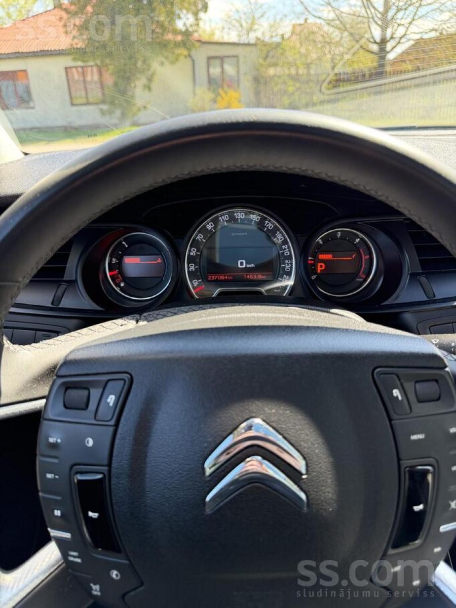 Black Citroen C5 2015 in Ventspils, with an engine capacity of 2.00 L and mileage of 237 thousand km for 6900 €, photo 25 on AUTOMOTO.COM.LV