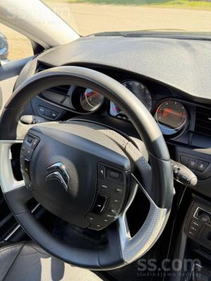 Black Citroen C5 2015 in Ventspils, with an engine capacity of 2.00 L and mileage of 237 thousand km for 6900 €, photo 26 on AUTOMOTO.COM.LV