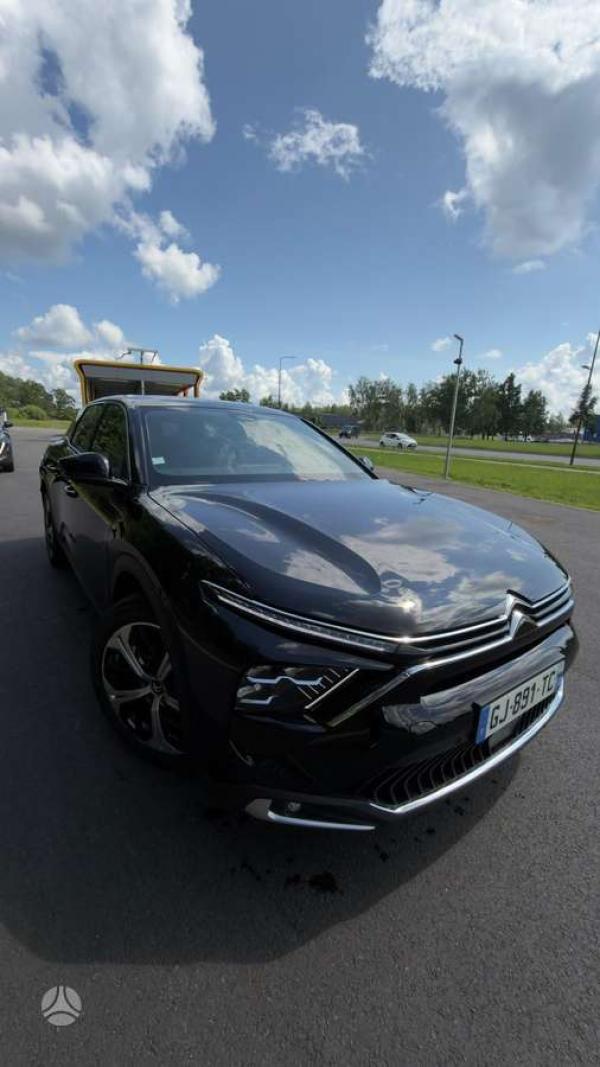 Black Citroen C5 2022 in Kaunas, with an engine capacity of 1.20 L and mileage of 18 thousand km for 16698 €, photo 3 on AUTOMOTO.COM.LV