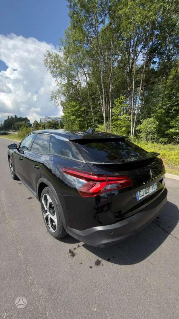 Black Citroen C5 2022 in Kaunas, with an engine capacity of 1.20 L and mileage of 18 thousand km for 16698 €, photo 5 on AUTOMOTO.COM.LV
