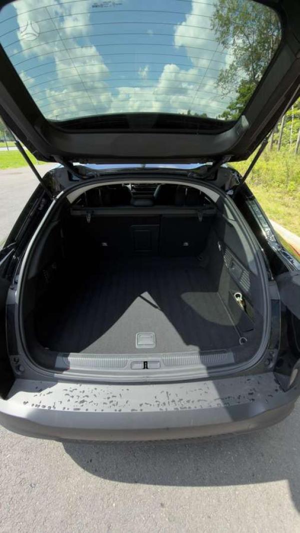 Black Citroen C5 2022 in Kaunas, with an engine capacity of 1.20 L and mileage of 18 thousand km for 16698 €, photo 8 on AUTOMOTO.COM.LV